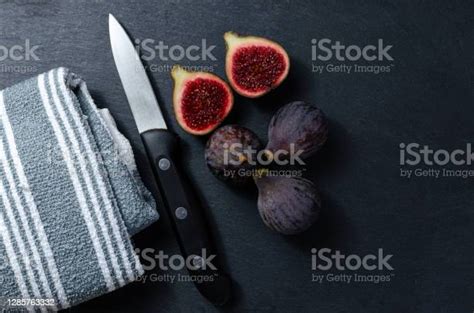 슬레이트 베이스에 칼과 천이있는 검은 무화과의 정물 세 가지 전체 무화과와 하나의 분할 0명에 대한 스톡 사진 및 기타 이미지 0명 건강한 생활방식 건강한 식생활