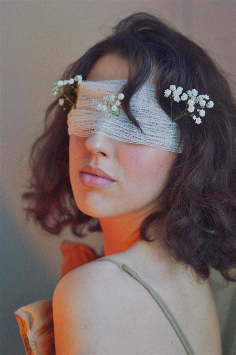 Gypsophila 갈색 머리 고요한 고전적인 초상 관능적인 꽃 꽃잎 낭만적인 눈가리개 다정한 드레이프 레트로 몽환 미니멀리스트 미묘한 미술