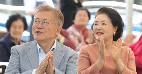 “폭염은 가을을 막지 못해”… 문 전 대통령 추석인사로 정권 겨냥