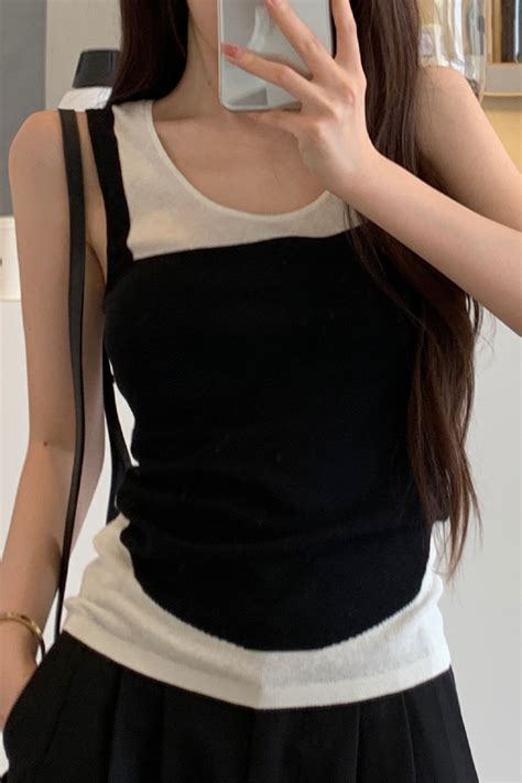 깔센 롤라 배색 페이크 투피스 라운드넥 민소매 티셔츠