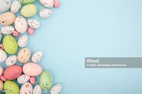 복사 공간이있는 파스텔 블루 배경에 다채로운 부활절 달걀 0명에 대한 스톡 사진 및 기타 이미지 0명 4월 가장자리 Istock