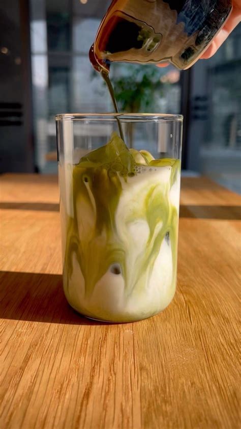 🍵 Matcha Matchalatte 햇차의 새싹이 올라올 무렵 🌱 약 20일간 햇빛을 차단한 찻잎을 증기로 찐 다음 건조하여 만든 말차 차광 재배하여 키운 말차는