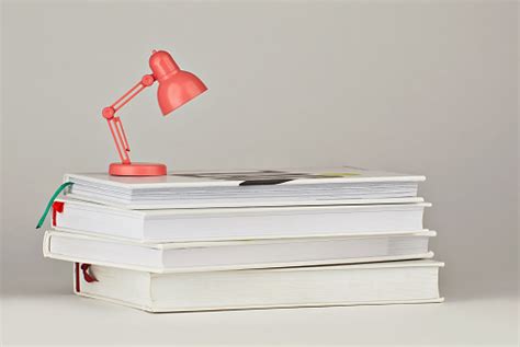 흰색 배경에 분홍색 테이블 램프 책 근처의 작은 장난감 램프 학습 독서 및 교육의 개념 0명에 대한 스톡 사진 및 기타 이미지 Istock