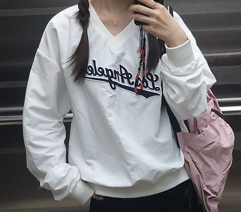 국내제작 살안타템 꾸안꾸 바스락 나일론 브이넥 자수 맨투맨 에이블리