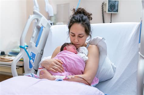 혼합 인종 어머니 하 고 피부 결합 에 신생아 병원 침대에서 배달 후 1개월에 대한 스톡 사진 및 기타 이미지 1개월 2명 30 34세 Istock