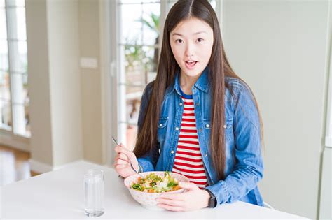 아름다운 아시아 여성은 깜짝 얼굴 두려움과 흥분과 충격에 무서워 건강한 파스타 샐러드를 먹고 가정 생활에 대한 스톡 사진 및 기타 이미지 Istock