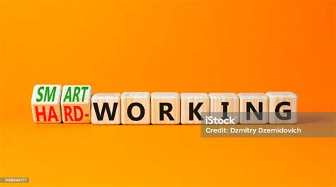 똑똑하거나 열심히 일하는 상징입니다 개념 단어 똑똑한 작업과 나무 큐브에서 열심히 일합니다 아름 다운 오렌지 테이블 오렌지 배경입니다 비즈니스 똑똑하거나 열심히 일하는 개념