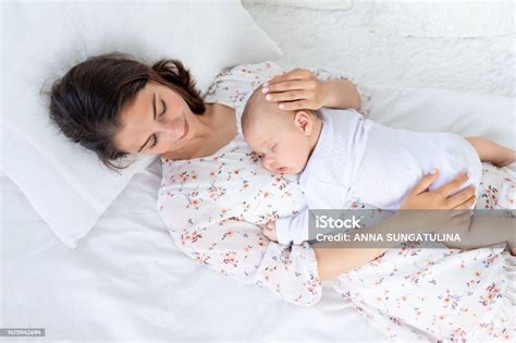 엄마와 신생아는 함께 자고 엄마는 침실의 침대에서 아기를 재우고 모성과 건강한 수면의 개념 2 5 개월에 대한 스톡 사진 및 기타 이미지 Istock