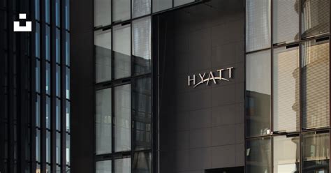 고층 빌딩 앞에 주차된 검은색 스포츠카 사진 Unsplash의 무료 두이츠란트 이미지