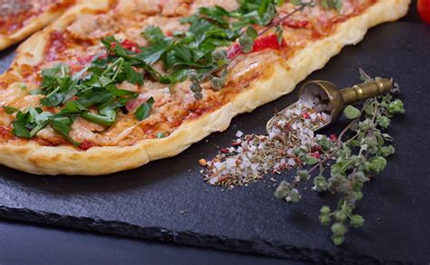 토마토 고기 치즈를 곁들인 아름다운 피자가 어두운 돌 테이블에 놓여 있습니다 0명에 대한 스톡 사진 및 기타 이미지 0명 게 겨자 Istock