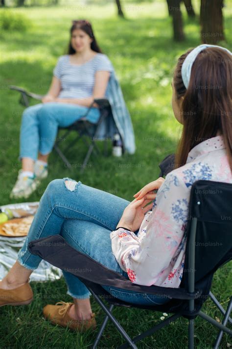 여름 공원에서 사회적 거리를 두고 피크닉에서 나무 사이에서 차가워지는 여자 친구들 사회적 거리 두기 새로운 표준 안전