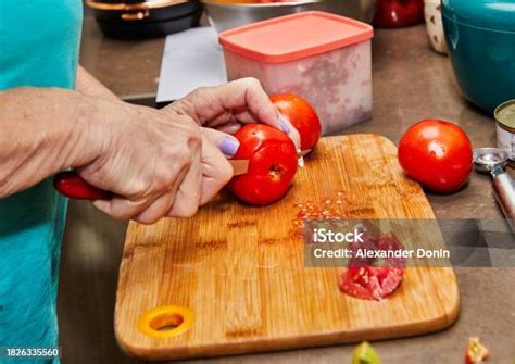 요리사가 속을 채울 토마토를 준비하고 있습니다 프랑스 음식 가득 찬에 대한 스톡 사진 및 기타 이미지 가득 찬 고기 구이 Istock