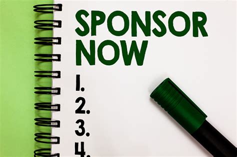 개념적 손을 스폰서 지금 보여주는 작성입니다 비즈니스 사진 보여주는 지불 또는 흰색 노트북 페이지 아이디어 메시지 통신을 통해