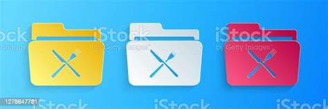 파란색 배경에 격리 된 폴더 아이콘 위에 교차 포크와 칼을 종이 잘라 레스토랑 기호 종이 아트 스타일 벡터 고정됨에 대한 스톡 벡터 아트 및 기타 이미지 Istock