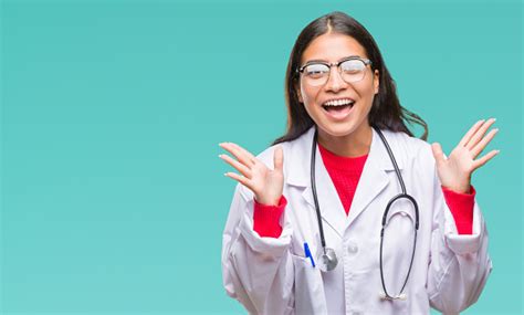 통해 젊은 아랍 의사 여자 배경 축 하 하는 미친 절연 및 팔 제기 성공을 위한 놀라게 했 고 눈 흥분 비명 우승자 개념 건강관리와 의술에 대한 스톡 사진 및 기타 이미지