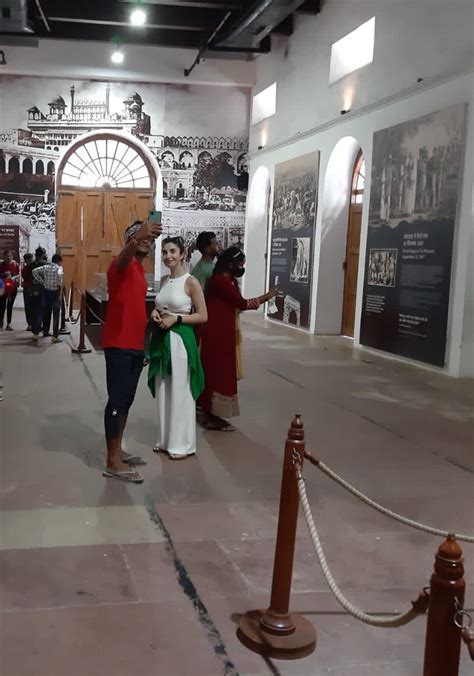 Kiki On Twitter فک کرده بودن هنر پیشه هندی هستم باهام عکس میگرفتن😂😂