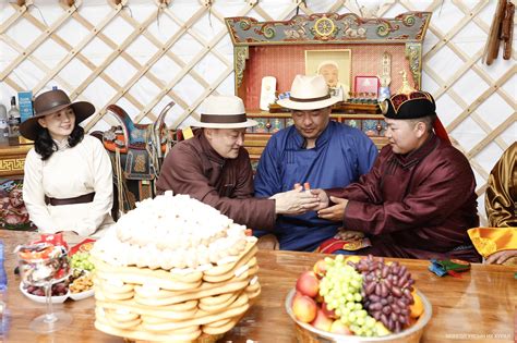 УИХ ын дарга Д Амарбаясгалан Үндэсний их баяр наадмын соёолон морьдын уралдаан үзэж түрүү их