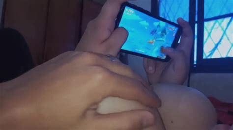 Me Gusta Tocar Las Tetas Grandes De Mi Amiga Mientras Ella Está Jugando