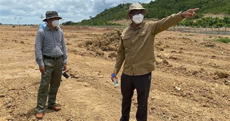 អភិបាលខេត្តកំពង់ឆ្នាំង អញ្ជើញពិនិត្យមើលដំណើរការសាងសង់ទីលានចាក់សំរាម នៅឃុំស្រែថ្មី