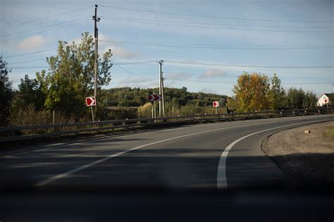 도로의 급격한 회전 표시가있는 도로 굽힘 빨간색 방향 지시선 가장자리에 대한 스톡 사진 및 기타 이미지 가장자리 고속도로 곡선 Istock
