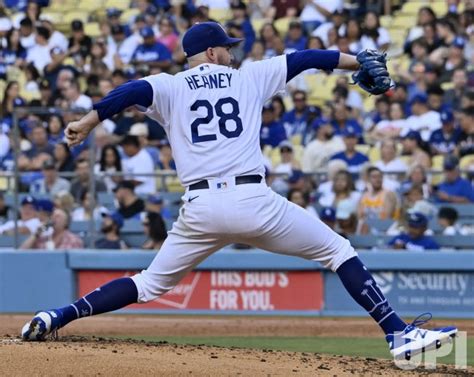 Photo Dodgers Blowout Brewers In 12 6 Win To Take Series