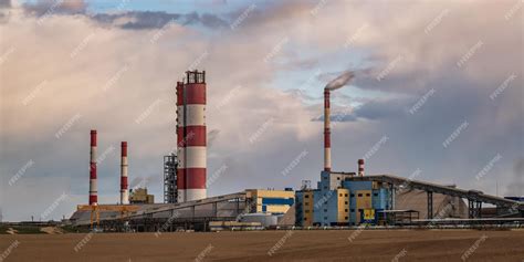 화력 발전소의 산업 경관 환경 오염 폐기물의 파노라마 화학 산업 기업 공장의 큰 파이프 프리미엄 사진