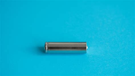 파란색 배경에 충전식 배터리 하나입니다 다른 장치에 대한 실버 알칼리성 Aa 배터리 에너지 0명에 대한 스톡 사진 및 기타 이미지 Istock