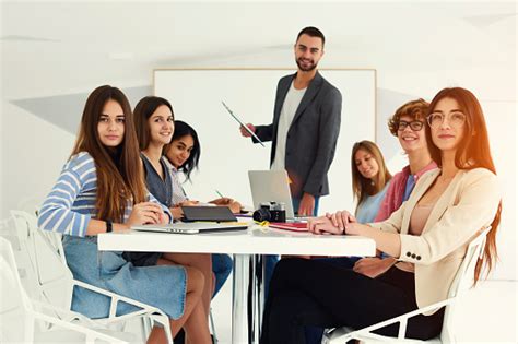 현대 기술 대학 교실에서 워크샵 기간 동안 빈티지 카메라를 사용 하는 방법을 설명 하는 숙련 된 사진 작가의 설명을 듣고 남성과 여성 기자 학생의 승무원 It 전문가에 대한