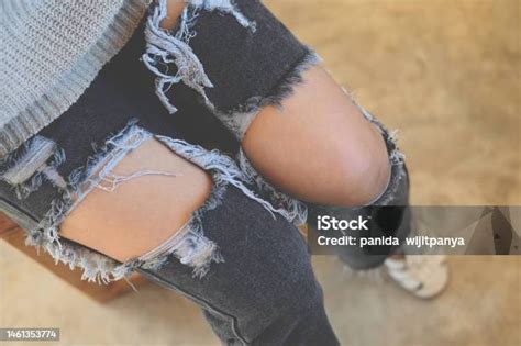 찢어진 바지 찢어진 청바지 클로즈업 소녀 착용 청바지 청바지 구멍에 여성 무릎 패션 의류 세련된 청바지의 엉덩이와 무릎 거리에 대한 스톡 사진 및 기타 이미지 Istock