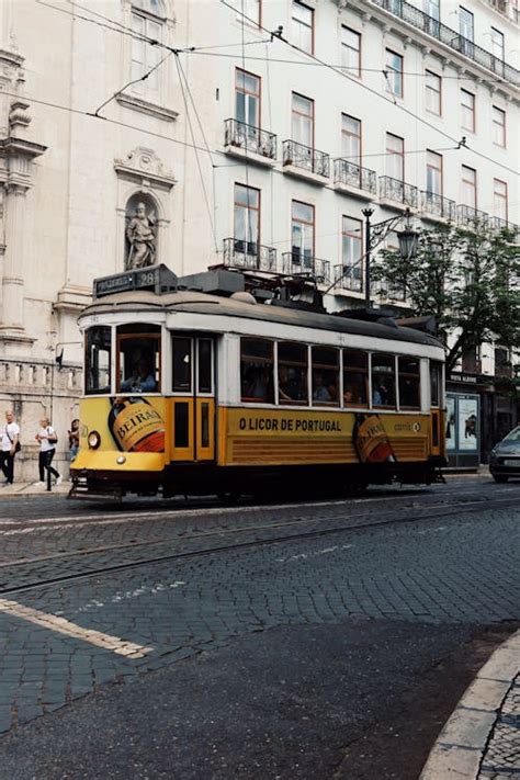 2024 년 4월 가로 사진 거리 거리 사진 건축 관광 교통 교통체계 노란 전차 대중교통 대중교통 시스템 도시 경관 도시 풍경 도시의 도시의 삶