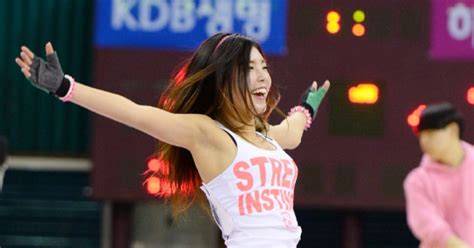 [포토] 치어리더 허공에서 치마가 훌러덩