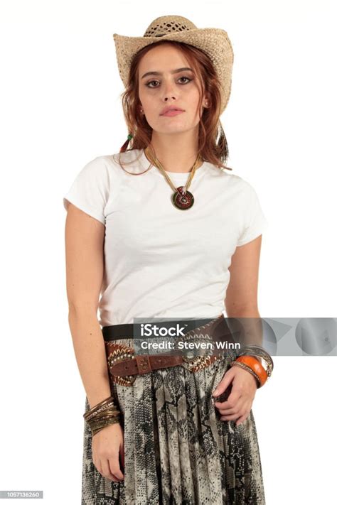Boho 집시 스타일 일반 흰색 Tshirt와 카우보이 모자를 착용 하는 아름 다운 모델 T 셔츠에 대한 스톡 사진 및 기타