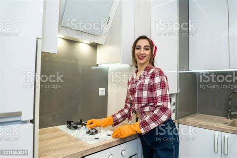 스프레이 병과 마이크로 화이버 천으로 부엌을 청소하는 성인 소녀 가사 집안일에 대한 스톡 사진 및 기타 이미지 가사 집안일 가정 주방 가정용 장비 Istock