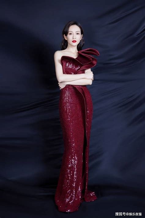 女星王鸥穿复古玫瑰鱼尾裙写真，红唇欲滴美腿撩人 搜狐大视野 搜狐新闻