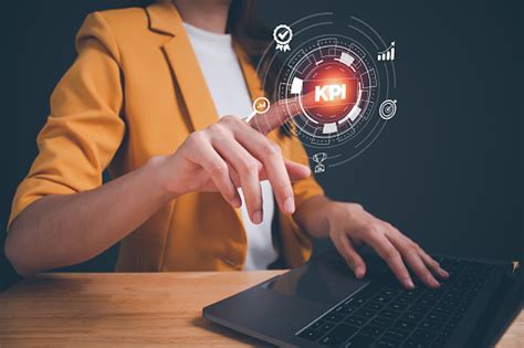 분석가는 비즈니스 분석 및 데이터 관리 시스템에서 컴퓨터로 작업하여 데이터베이스에 연결된 Kpi 및 메트릭으로 보고서를