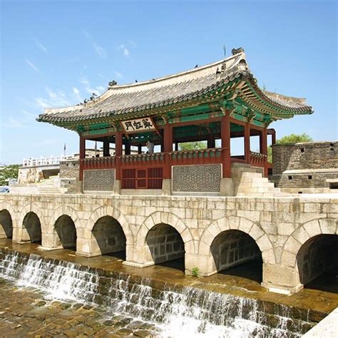 華虹門 ファホンムン 世界遺産水原華城韓国 7つのアーチがある石橋の上に立つ楼閣 侵入を防御する役割を果たし Flickr