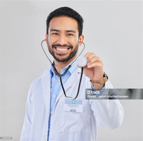 의사 남자 그리고 하얀 배경에 고립된 미소와 심혈관 건강이 있는 초상화로 청진기로 듣는다 의료 전문가 스튜디오와 심장학 외과 의사의 행복한 남성 의사 30 34세에 대한