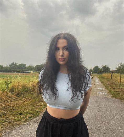 😍 R 2busty2hide