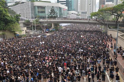 【逃犯条例】市民入夜后仍向堕毙示威者献花鞠躬 称要完成其遗愿 星岛日报
