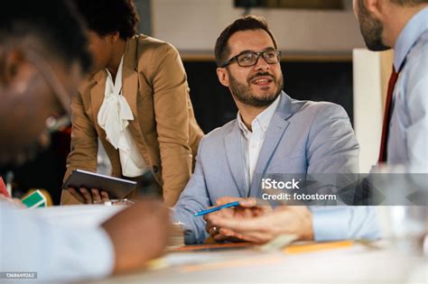 기업 미팅 에서 캐주얼하게 대화를 나누는 두 명의 사업가 20 24세에 대한 스톡 사진 및 기타 이미지 20 24세 40 44세 계획 Istock