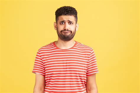 슬픈 불만 표정 나쁜 분위기로 카메라를 바라보는 줄무늬 티셔츠에 수염을 가진 좌절한 불행한 남자 남자에 대한 스톡 사진 및 기타 이미지 Istock