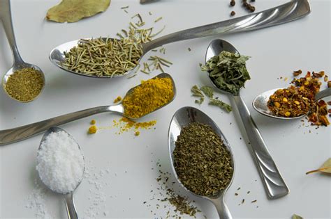 흰색 바탕에 다양 한 아로마 허브와 향신료 숟가락의 최고 보기 다른 맛 내기 조미료 선택 가루로 빻은에 대한 스톡 사진 및 기타