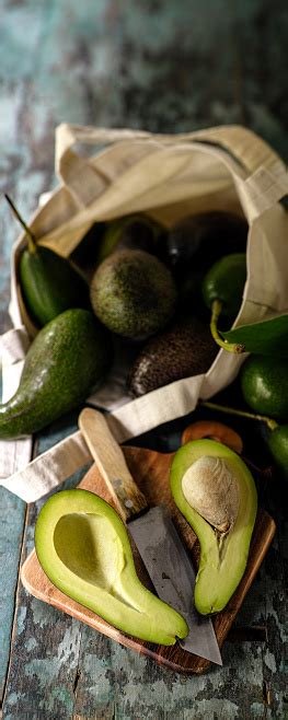 신선한 시장 아보카도 면 재사용이 가능한 쇼핑백에 배경에서 더 많은 아보카도와 칼 옆 나무 절단 보드에 반으로 잘라 0명에 대한 스톡 사진 및 기타 이미지 Istock