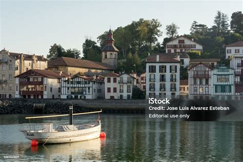 해질녘 프레흐 바스크 지방의 아름다운 마을 생 장 드 루즈 항구 이후 전통 바스크 주택 0명에 대한 스톡 사진 및 기타 이미지