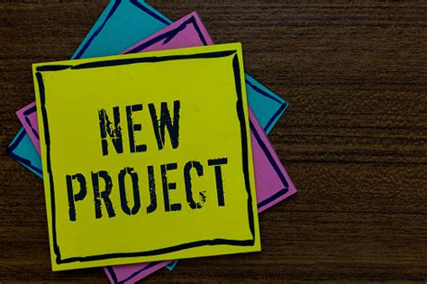 개념적 손을 보여주는 새 프로젝트 작성입니다 사진 텍스트 개별 기업 특정 달성 하기 위해 계획을 목표로 종이 노트 중요 한 알림 익스프레스 메시지 나무 배경 건강 진단에