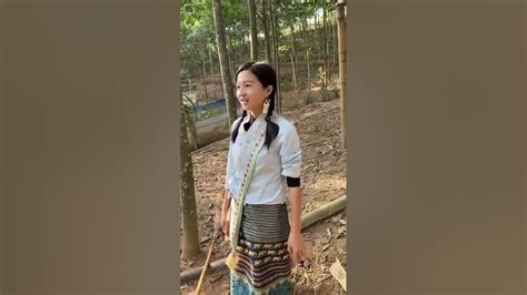 旅游来到了 云南 边境的大山里遇到了一位采集山货 生活的 完美身材的 漂亮小姑娘 中缅边境六国交界老挝山记录真实生活 乡村守护人