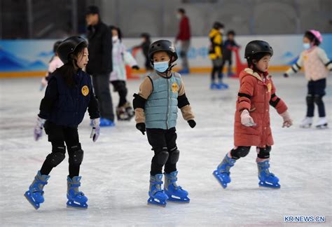 스케이트 배우는 中 어린이 Xinhua