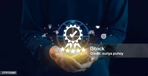 인증서 개념 제품의 국제 표준 인증 손은 최고의 서비스 품질 보증 보증 표준 Iso 인증 및 표준화의 표시를 보여줍니다 가상현실에 대한 스톡 사진 및 기타 이미지 Istock