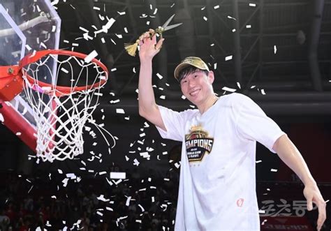 오세근 Mvp 차지한 미소 포토 ｜스포츠동아