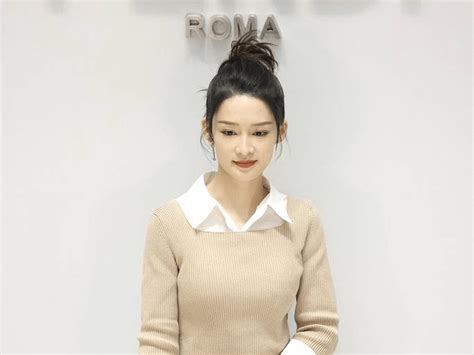李沁现身fendi品牌活动 身着米黄色毛衣小家碧玉 搜狐大视野 搜狐新闻